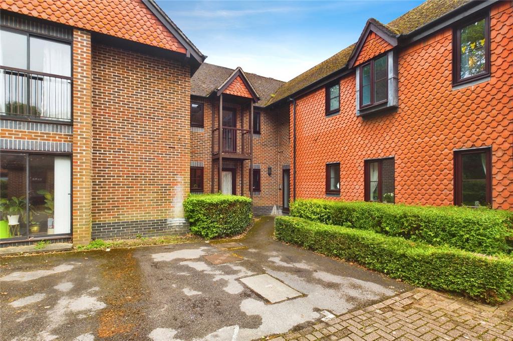 Christy Court, Tadley, Hampshire, RG26 2 bed apartment - £175,000