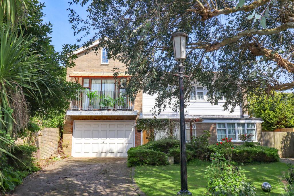 Bacon Lane, Hayling Island 5 bed detached house - £695,000