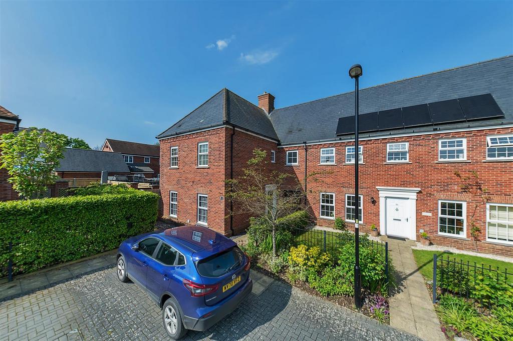 Meadow Drive, Henfield 3 bed semi-detached house - £475,000