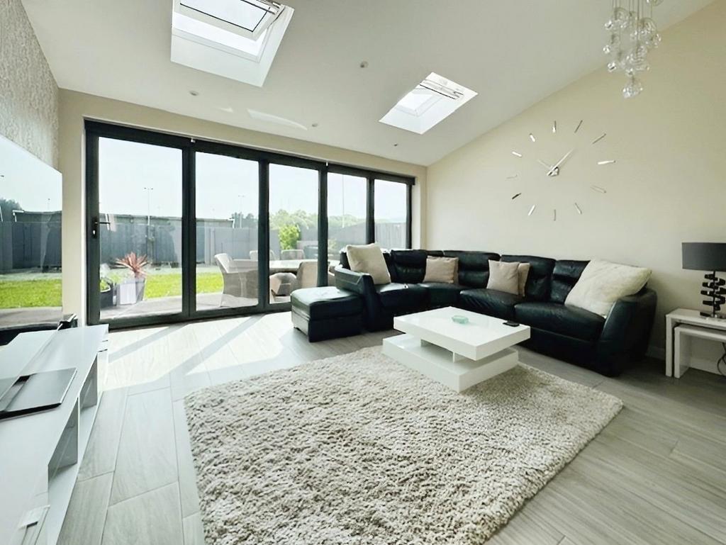 Virginia View, Caerphilly, CF83 3JA 3 bed end of terrace house - £260,000