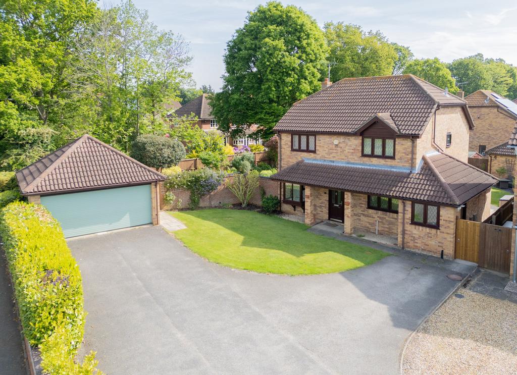 Eastwood Drive, Colchester, CO4 4 bed detached house - £625,000