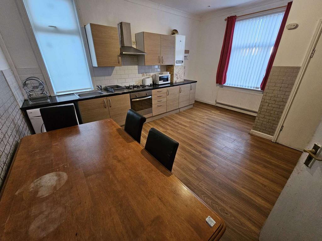 Town Street, LS12, Leeds LS12 3 bed apartment to rent - £850 pcm (£196 pw)