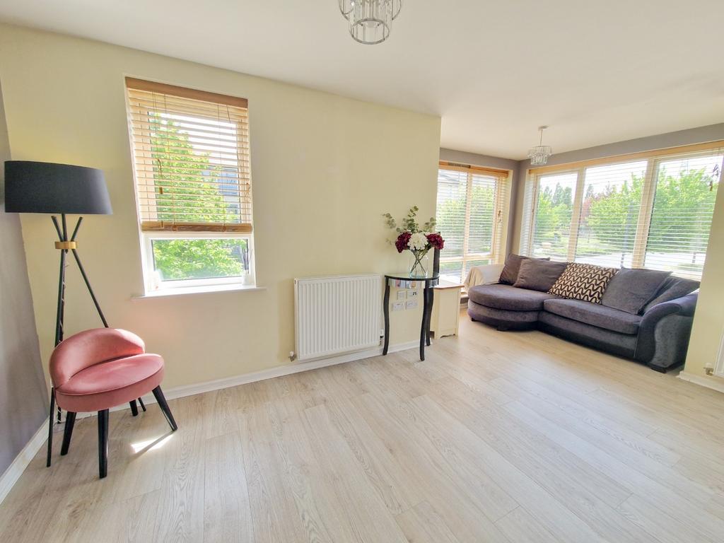 Springhead Parkway, Northfleet... 2 bed apartment - £230,000