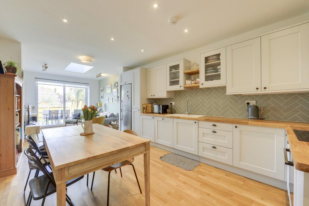 Bellingham Road, Catford, London, SE6 3 bed flat - £450,000
