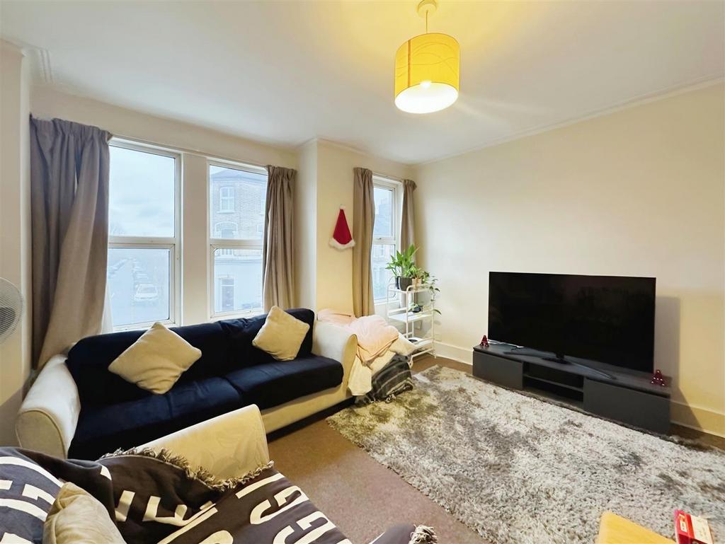 Quicks Road, South Wimbledon SW19 1 bed flat - £1,400 pcm (£323 pw)