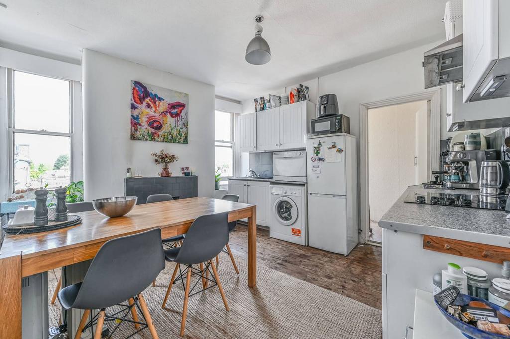 Latchmere Road, Clapham Junction... 2 bed flat - £600,000