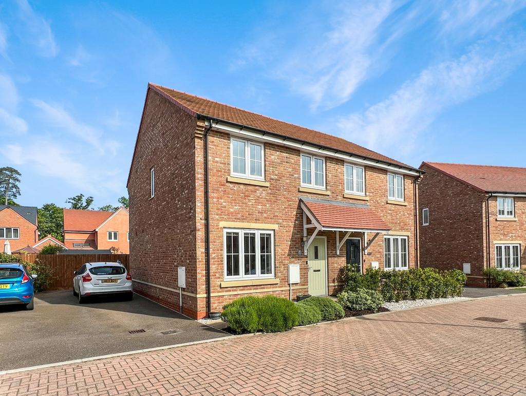 Fiske Avenue, Halstead, CO9 3 bed semi-detached house - £350,000