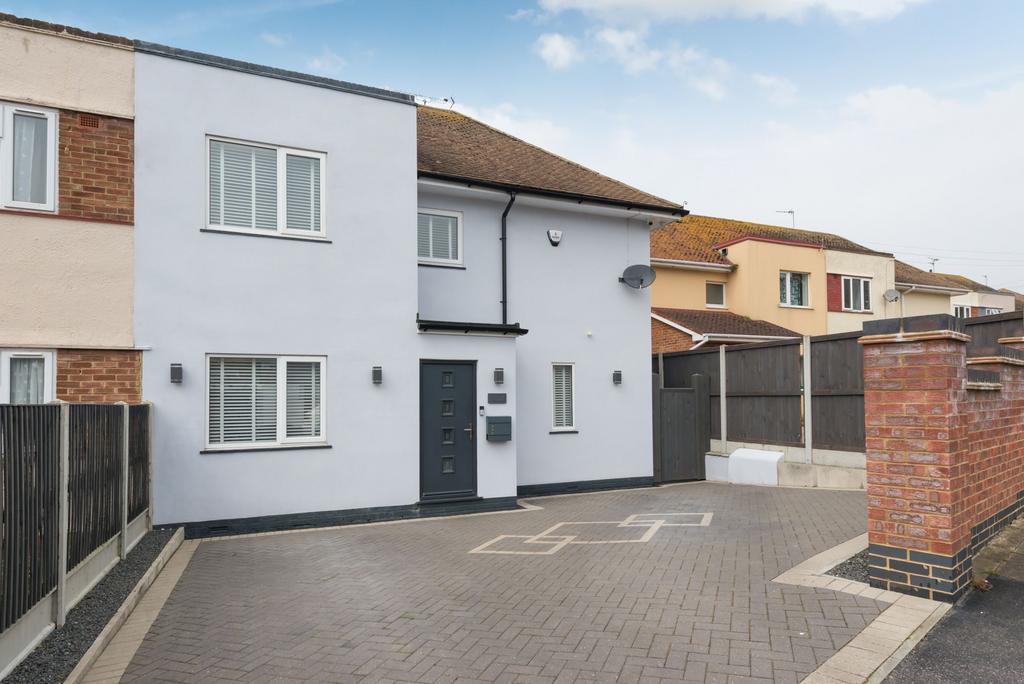 Charles Road, Ramsgate, CT11 3 bed semi-detached house - £350,000