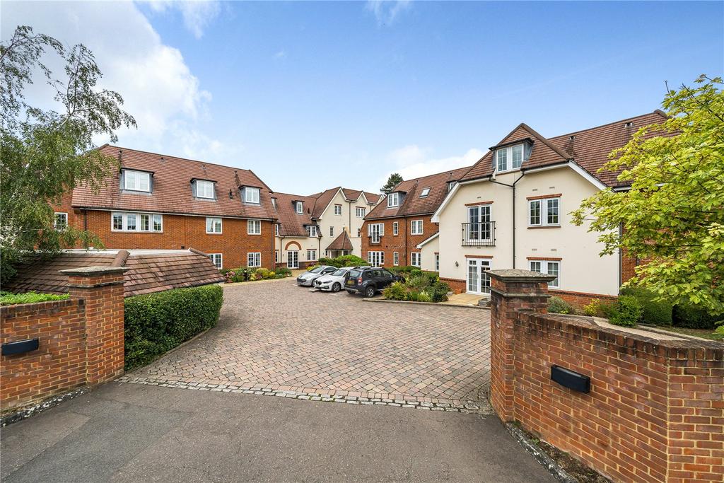 Between Streets, Cobham, Surrey, KT11 2 bed apartment - £450,000