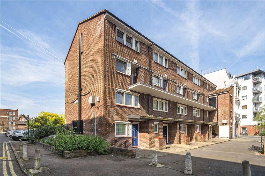 Barlow Street, London, SE17 2 bed maisonette - £2,150 pcm (£496 pw)