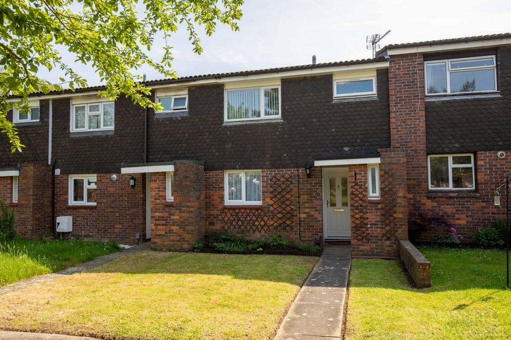 Crawley, Crawley RH11 3 bed terraced house for sale - £300,000