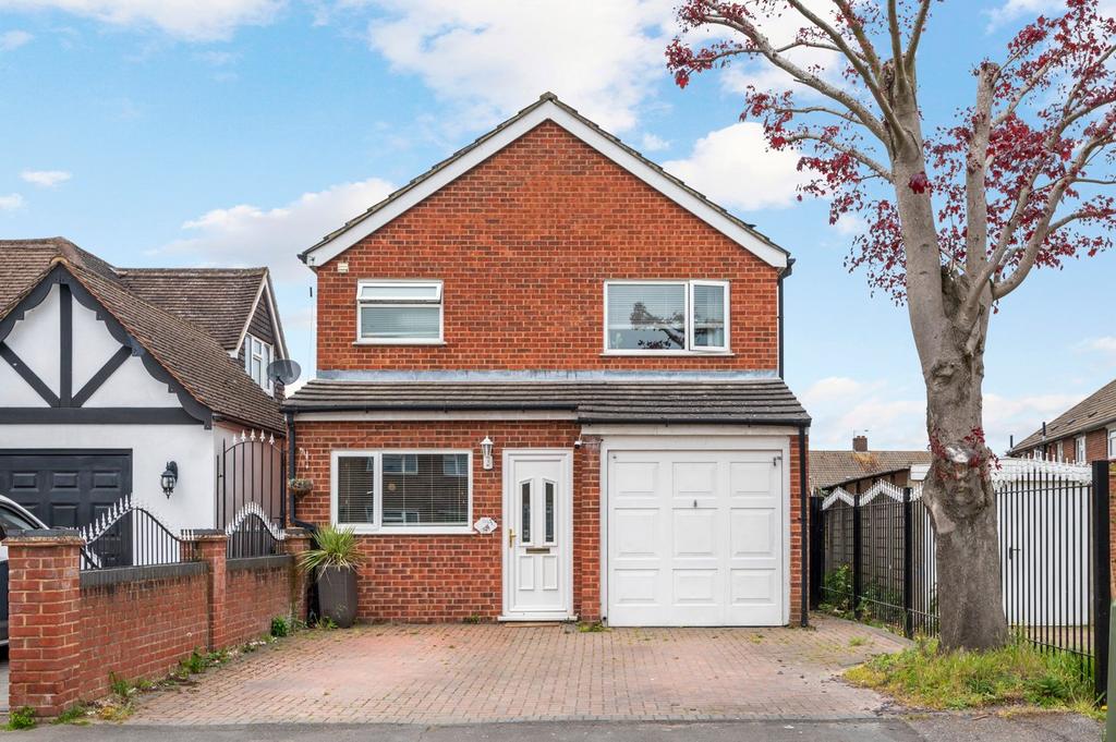 Carlton Road, Walton-on-Thames, KT12 3 bed detached house - £625,000