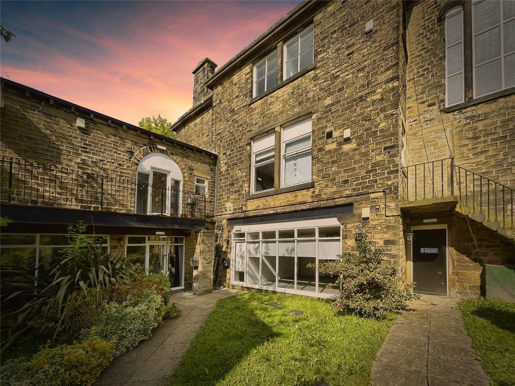 The Manor House, 68 Moorside Avenue... 2 bed apartment - £750 pcm (£173 pw)