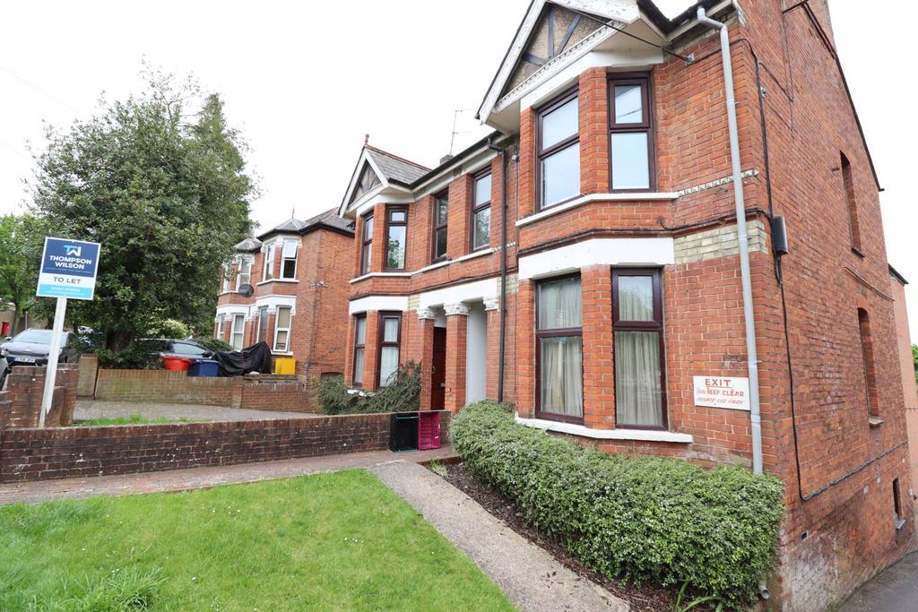 Priory Avenue, High Wycombe HP13 2 bed flat - £1,250 pcm (£288 pw)