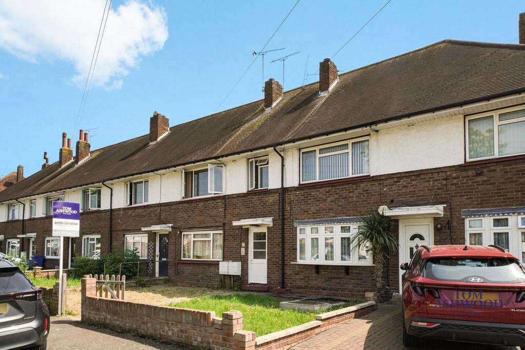 Chase Cross Road, Collier Row... 2 bed maisonette for sale - £250,000