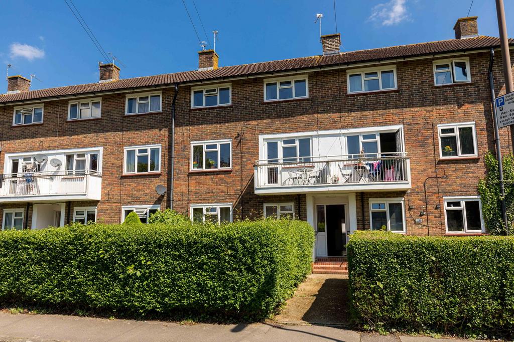 Crawley, Crawley RH10 2 bed flat for sale - £260,000