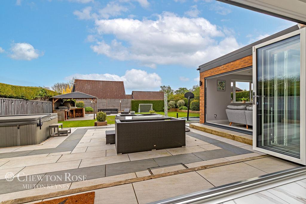 Pattison Lane, Woolstone 5 bed detached house - £1,250,000