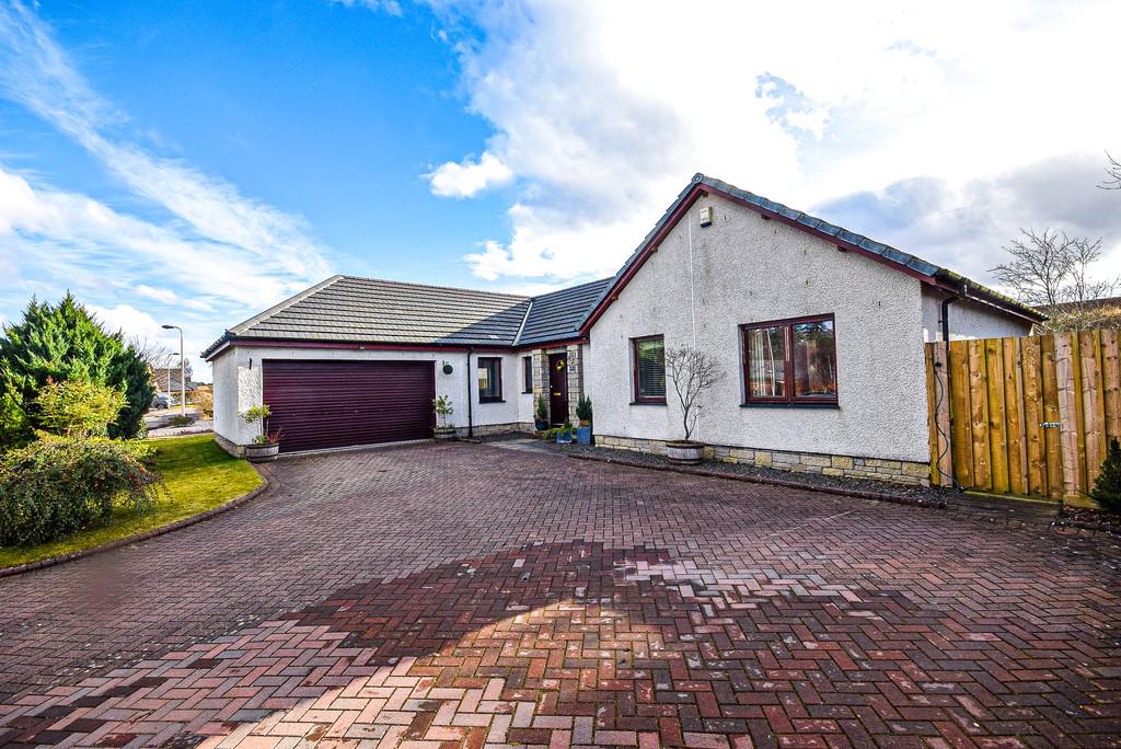 Kinclaven Gardens, Murthly, Perth 4 bed detached bungalow for sale - £ ...