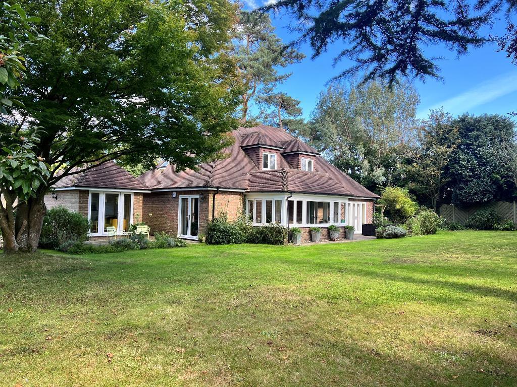 The Street, Benenden, Kent, TN17 4DB 5 bed detached house - £1,150,000