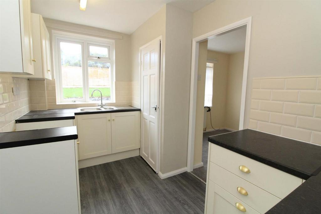 Kingsway Wollaston 3 Bed Semi Detached House £950 Pcm £219 Pw