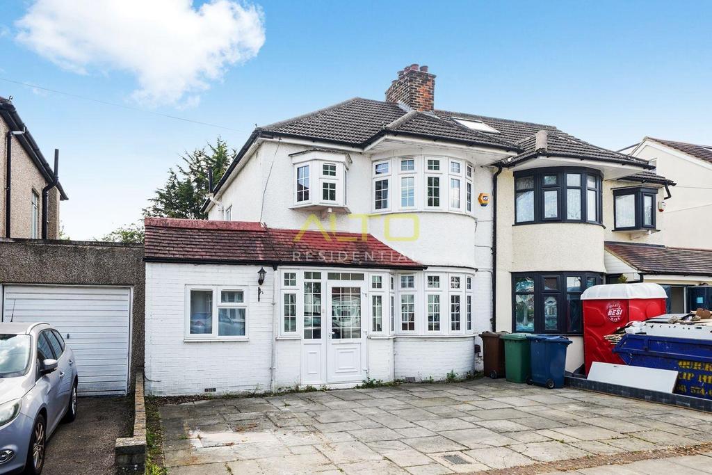 Chestnut Drive, Pinner, Middlesex HA5 4 bed semi-detached house - £ ...