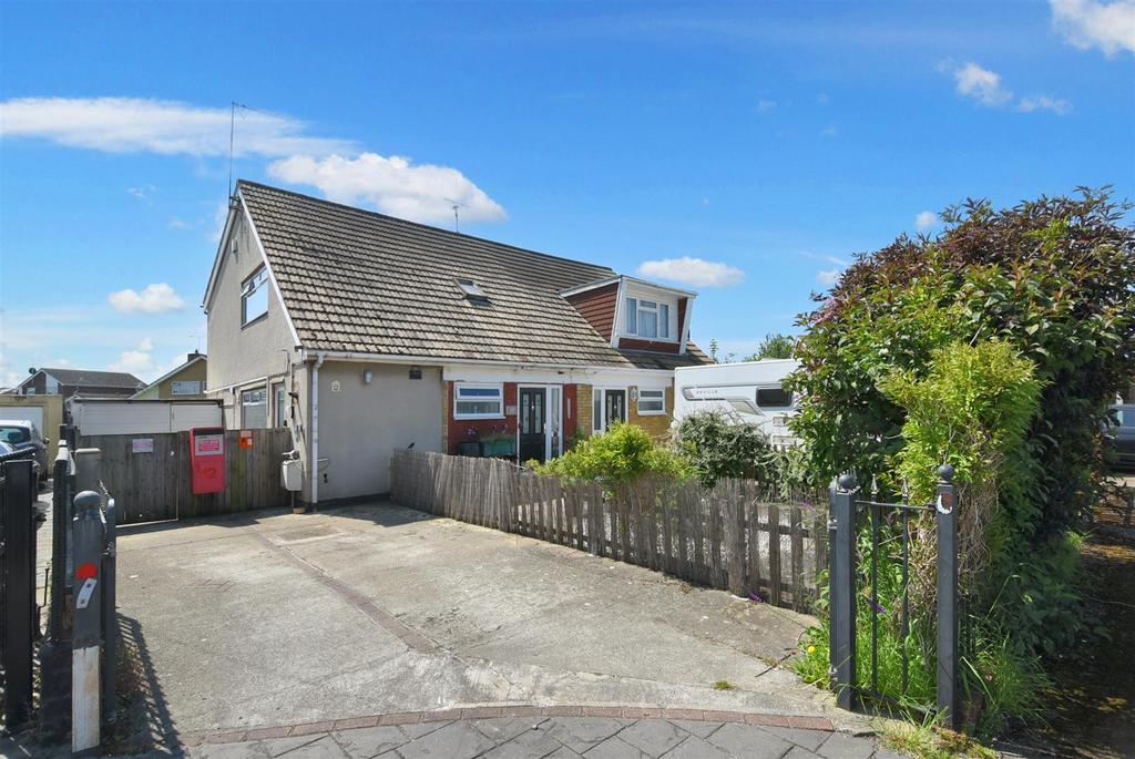 Amid Road, Canvey Island SS8 3 bed semi-detached house - £285,000
