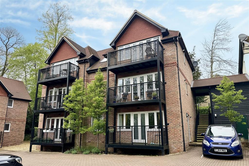 Haslemere 1 bed ground floor flat - £215,000