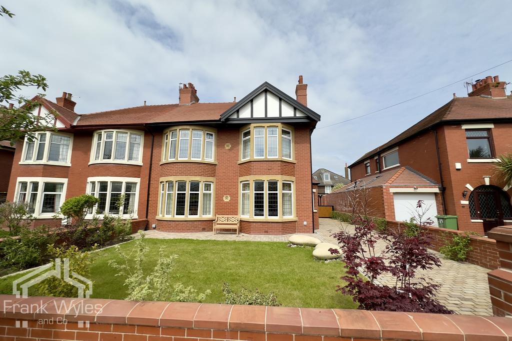 Laverton Road, Lytham St Annes, FY8 1EN 6 bed semi-detached house - £ ...