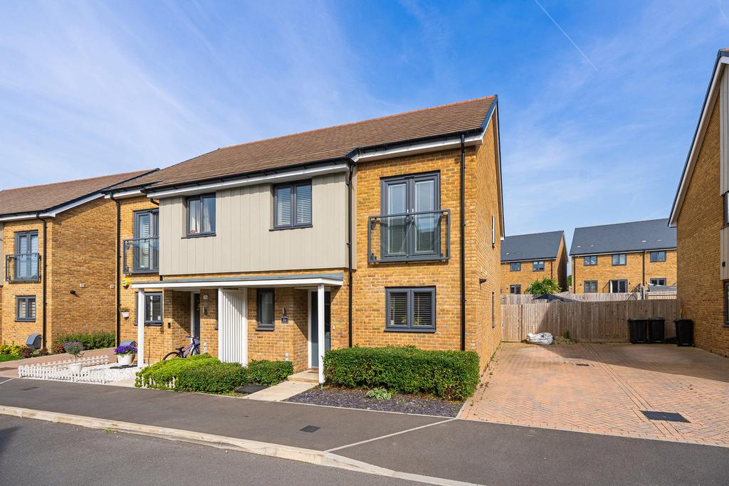 Paris Drive, Kent, DA11 3 bed semi-detached house - £400,000