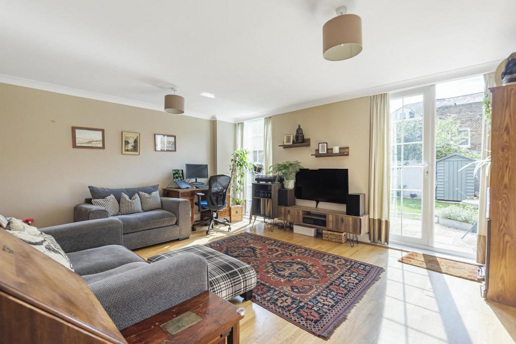 Hanson Close, Balham 3 bed end of terrace house - £750,000