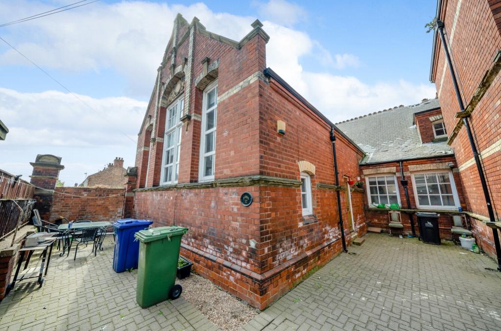 17 The Old School, Lovett Street... 3 bed terraced house - £83,000