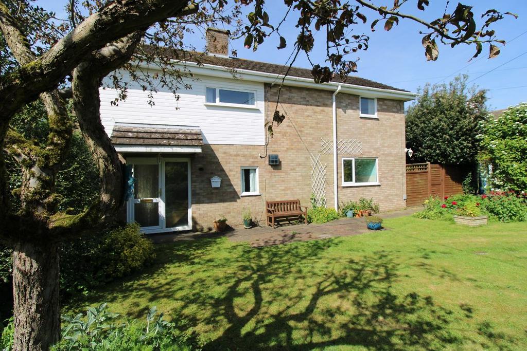 CASTLE ROAD, LAVENDON 4 bed detached house - £400,000
