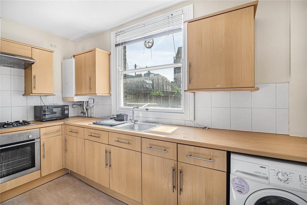 New Cross Road, London, SE14 2 bed maisonette - £1,900 pcm (£438 pw)