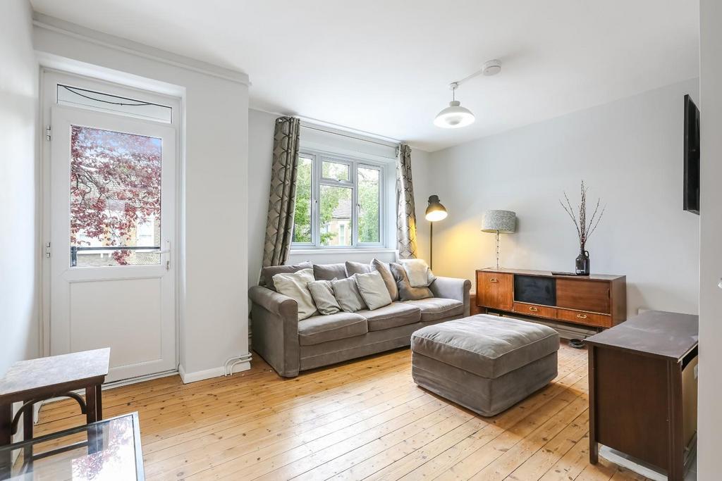 Rainbow Street, London, SE5 7TB 3 bed flat - £2,400 pcm (£554 pw)