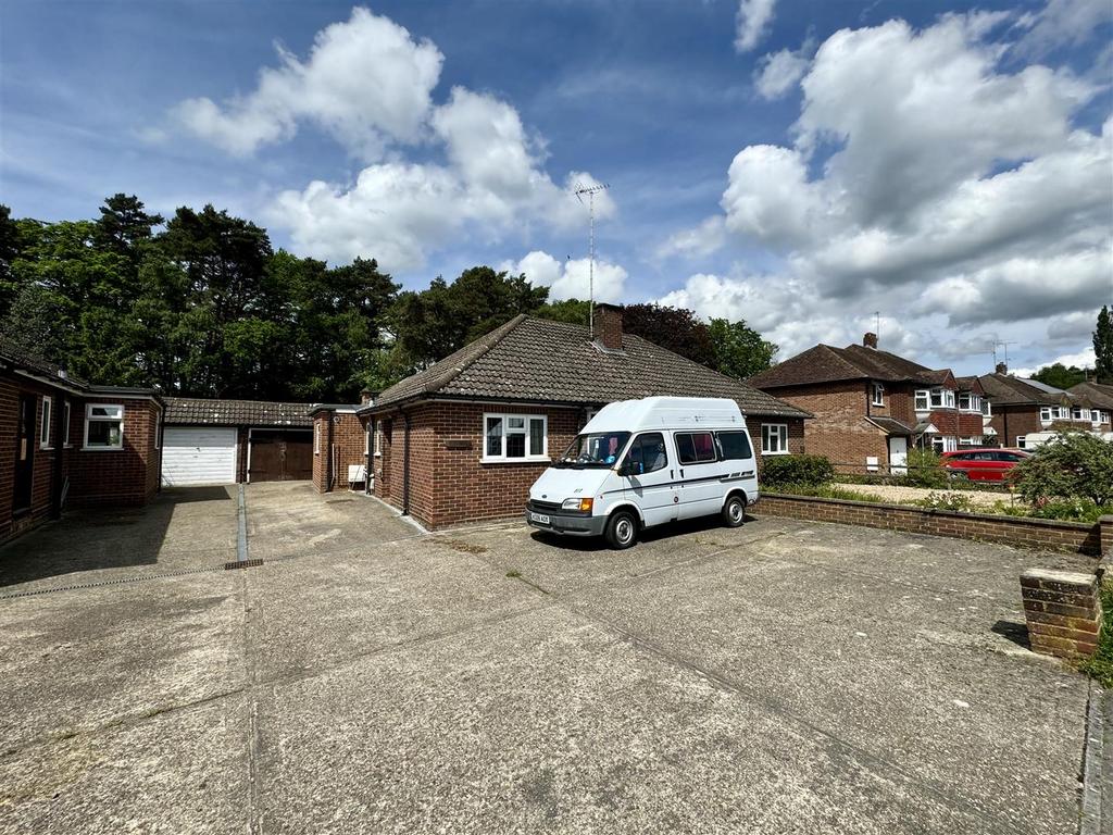Greenways, Hampshire GU52 3 bed semi-detached bungalow - £439,950