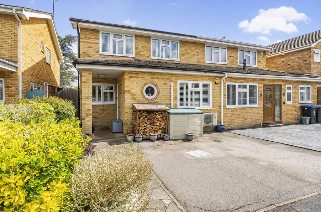 Chequer Tree Close, Woking GU21 3 bed semi-detached house - £560,000