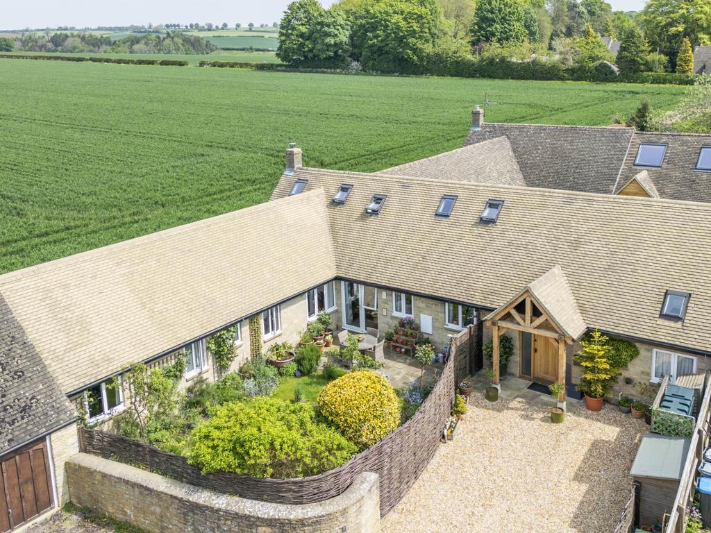 Manor Court, Chadlington 4 bed barn conversion for sale - £700,000