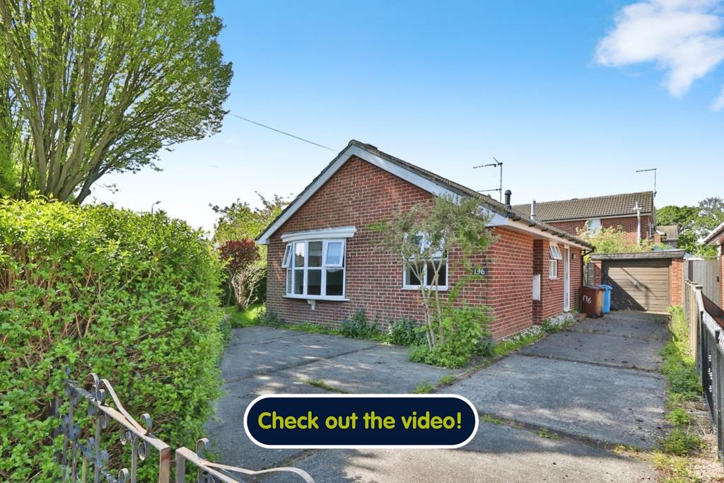 Stanbury Road, Hull, HU6 7BW 2 bed detached bungalow - £155,000