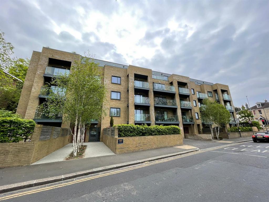 Goldstone Crescent, Hove BN3 2 bed penthouse - £2,050 pcm (£473 pw)