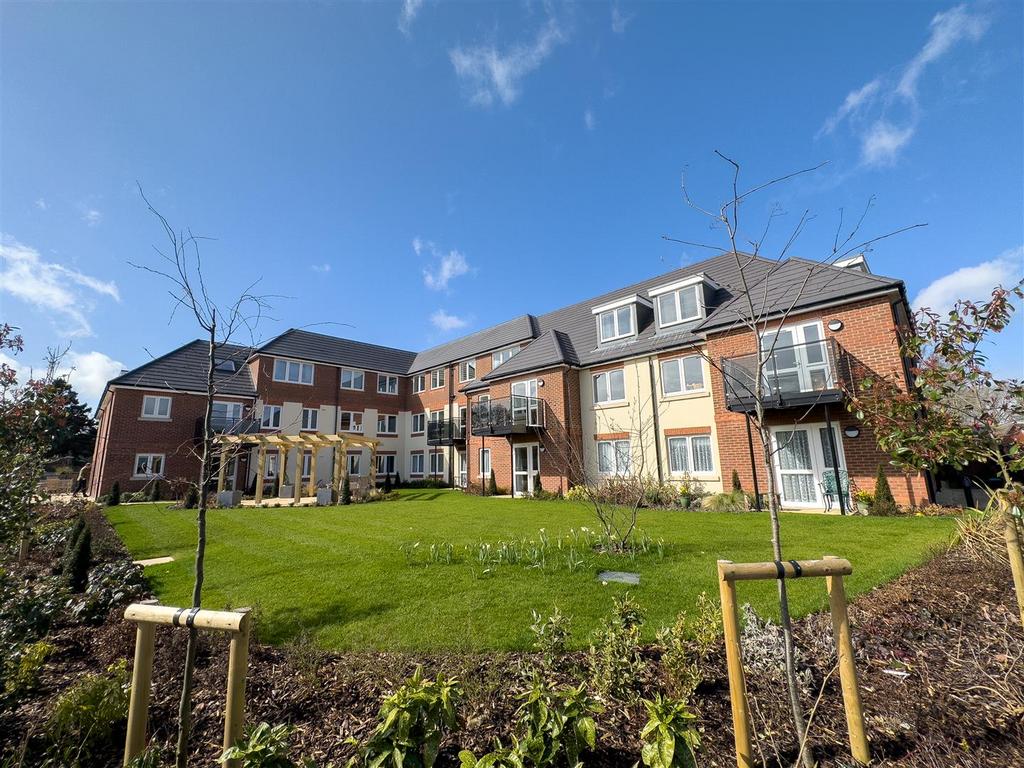Crookham Road, Fleet GU51 1 bed apartment - £404,950