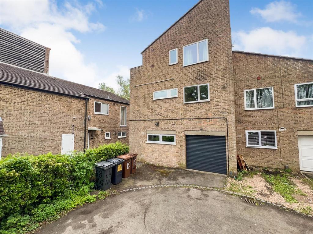 Minden Close, Corby NN18 3 bed flat - £165,000
