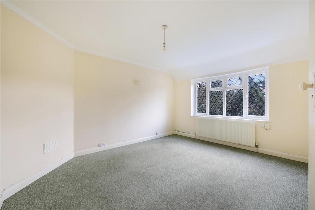 Chipstead Station Parade, Chipstead... 2 bed maisonette - £1,350 pcm (£ ...