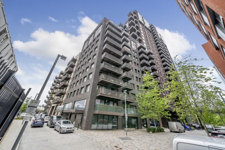 Ace Way London SW11 1 bed flat - £2,500 pcm (£577 pw)
