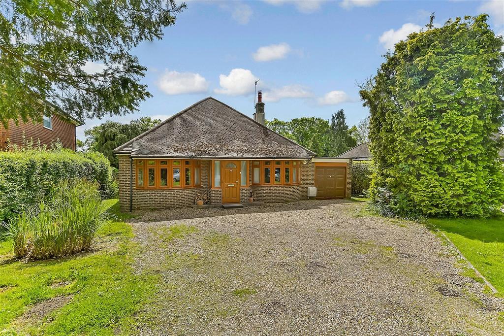 Smallfield Road, Horne, Horley, Surrey 4 bed chalet for sale - £650,000