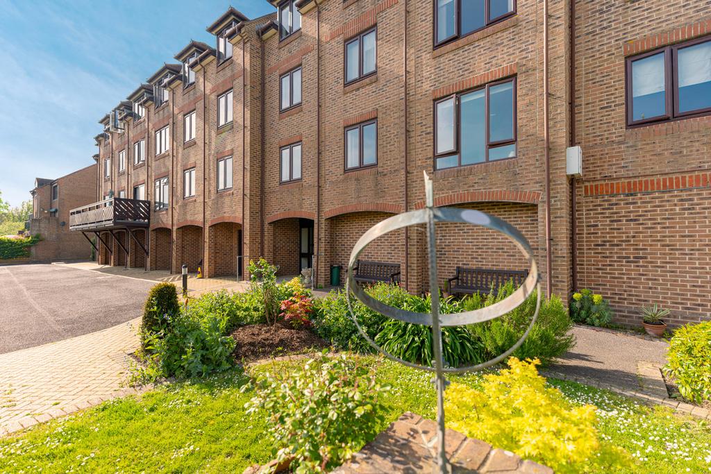 Riverside Court, Pulborough, RH20 2 bed flat for sale - £90,000