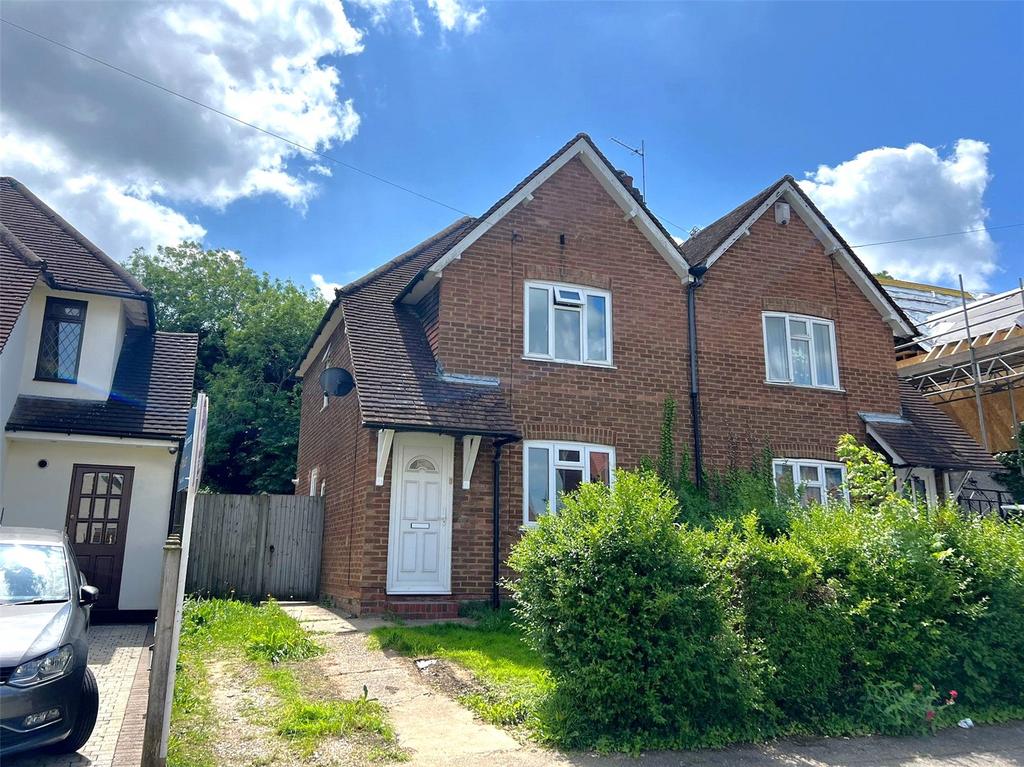 Raymond Crescent, Guildford, Surrey, GU2 3 bed semi-detached house - £ ...