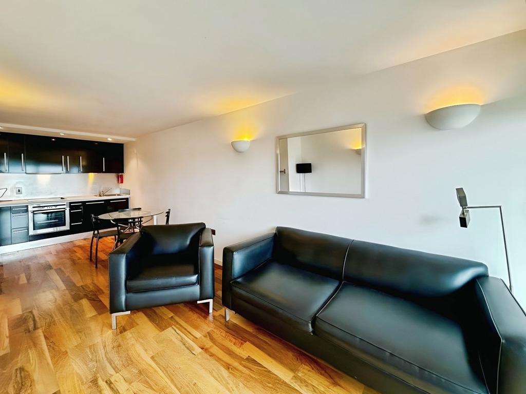 Riverside Way, Leeds, West Yorkshire... 2 bed flat to rent - £1,295 pcm ...