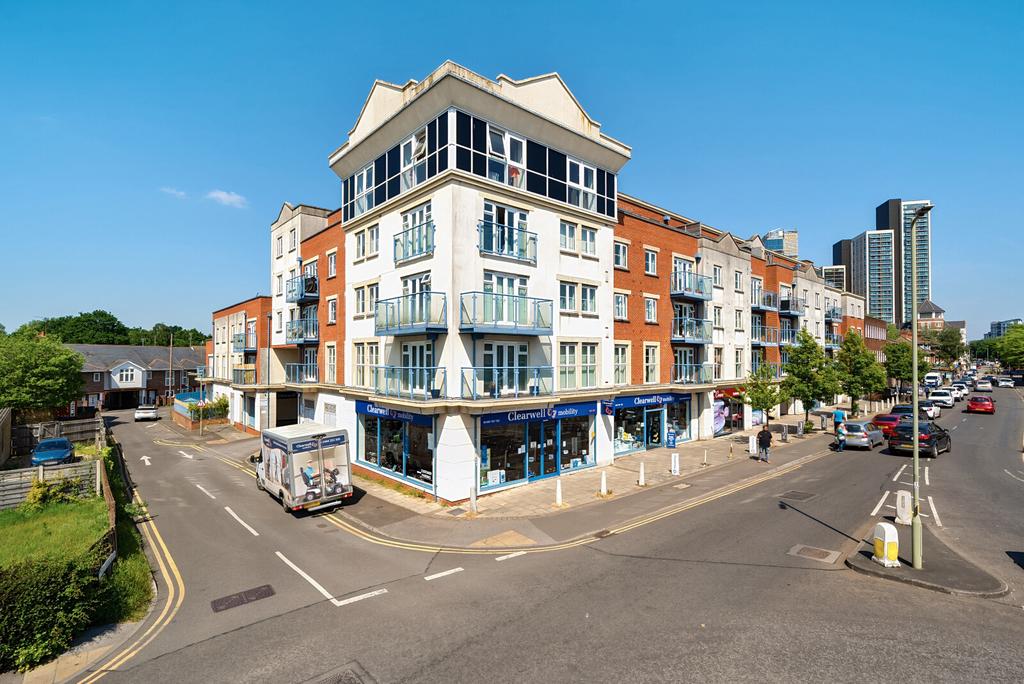 Goldsworth Road, Woking, GU21 2 bed flat - £1,600 pcm (£369 pw)