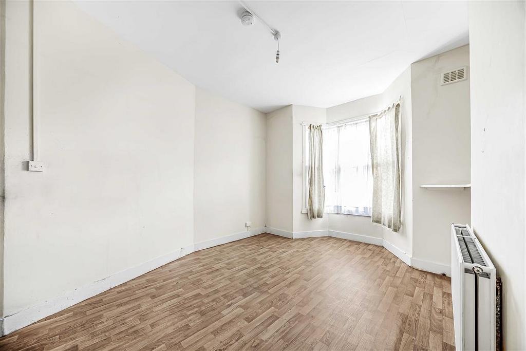 London NW10 1 bed flat - £320,000