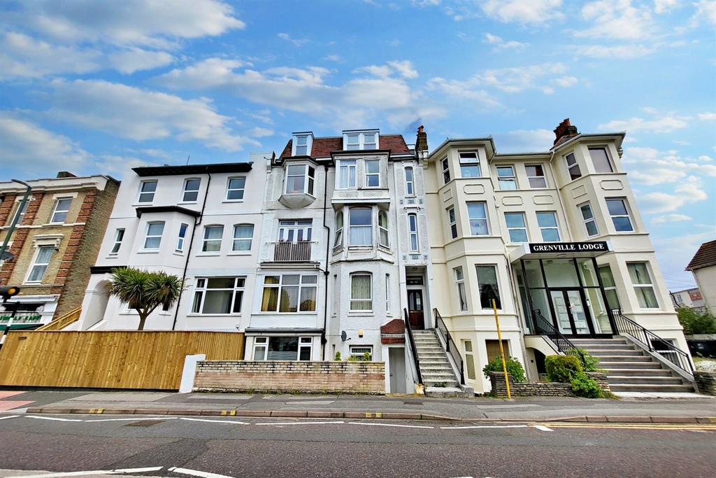 Bournemouth 2 bed flat - £185,000